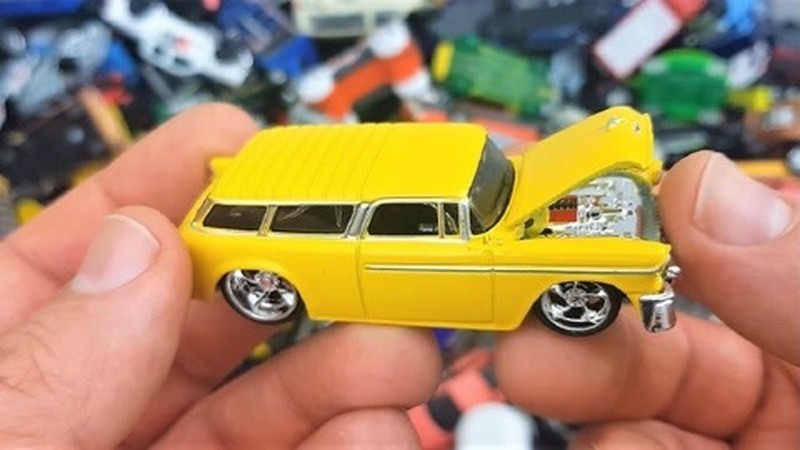 迷你轿车、跑车和皮卡车玩具展示