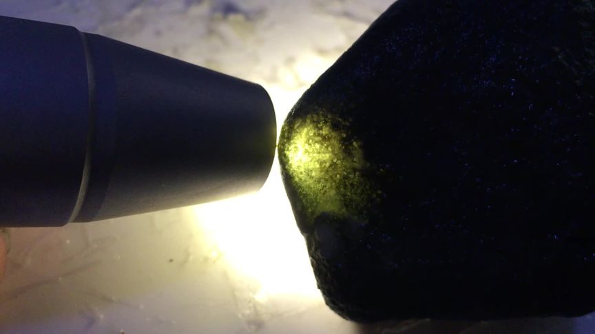 一块有白雾的莫西沙翡翠原石①