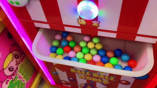 3岁宝宝玩弹球,胡乱发射也能中,最后统计分数居然这么高