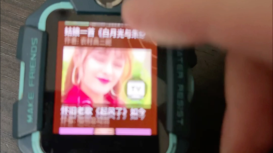 小天才电话手表可以刷视频不用拍立拍。缺点就是不能放大,没有声音...