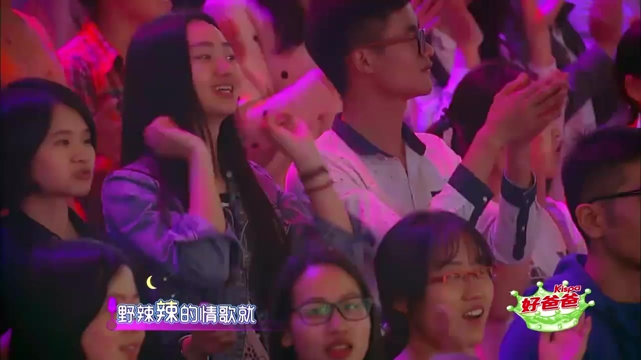 凤凰传奇与粉丝唱《月亮之上》,这高音简直绝了,汪涵:太经典了