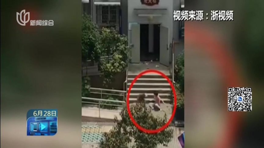 狗咬人事件频发!女子抱娃遛弯时惨遭大狗扑咬,伤口长约5厘米!