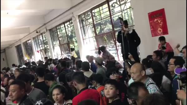 兵马俑里游客多,只见人头不见俑
