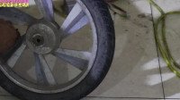 电动车轮胎骑行起来抖动,师傅查看一番后,原来问题出在这里