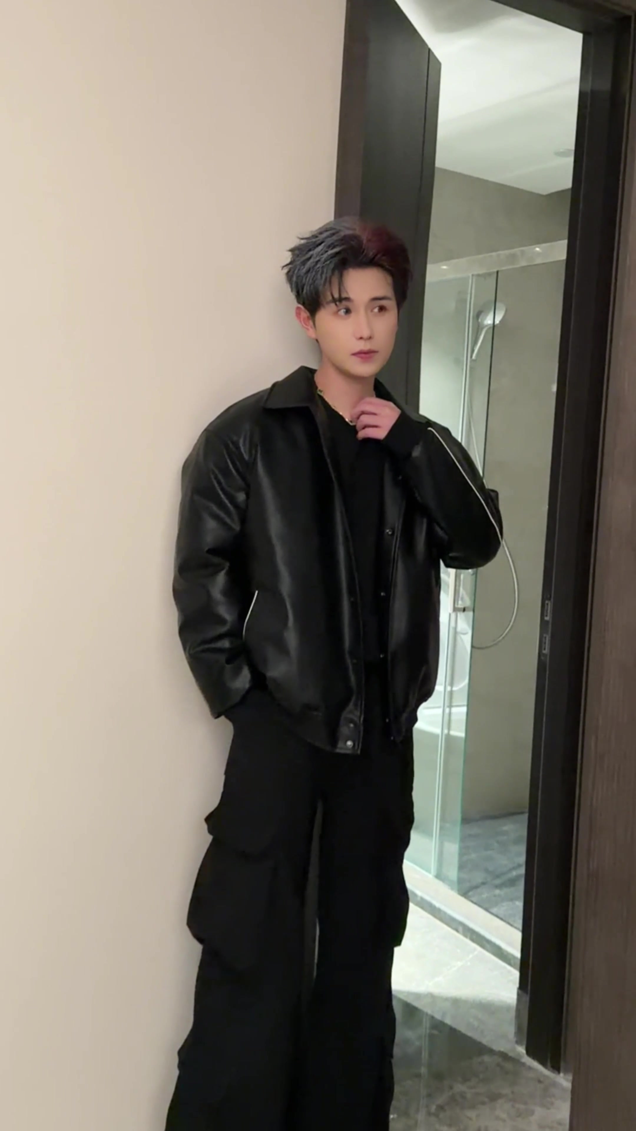 ...点缀细节。选用易打理仿皮面料,质感挺括,兼具酷感造型与实穿体验。