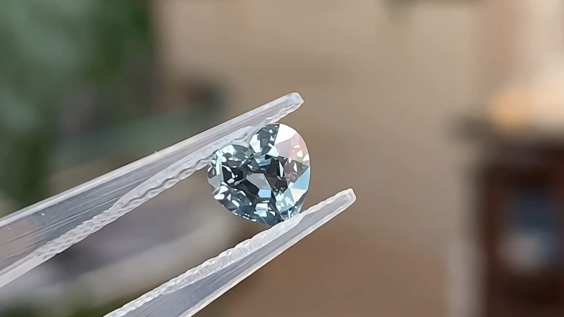 金属灰缅甸尖晶石 稀有心形1.14克拉 尖晶石戒面 浅灰色 颜色很帅气...
