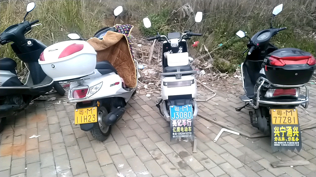 谁能解答一下?为什么同样是摩托车?一种是蓝牌的?而一种是绿牌的?