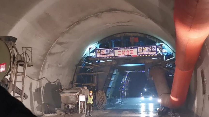 隧道二衬浇筑混凝土#隧道工程 #记录工地生活