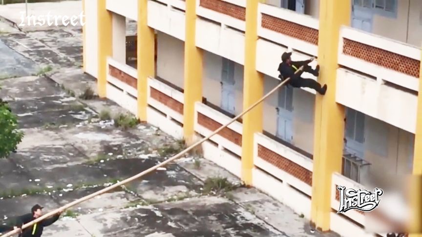 这是什么最新爬楼操作?厉害了