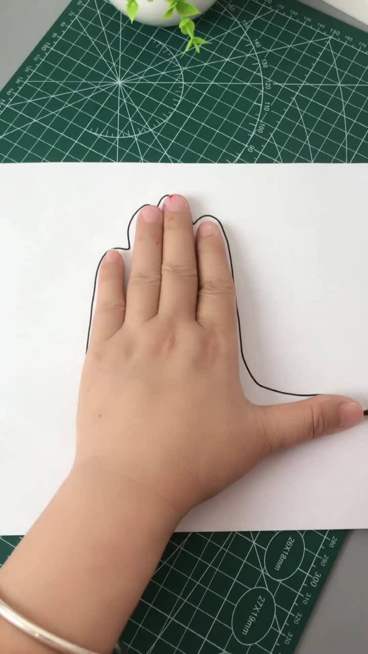 手工:,今天陪孩子用手掌画母鸡,简单又有趣