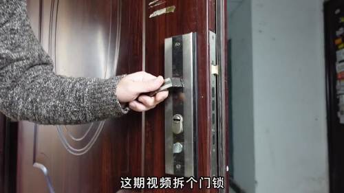 门锁钥匙丢了,怎样更换锁芯?拆解门锁锁体,看看它的内部结构和工作...