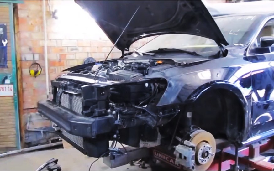 合伙人钣金修复大众帕萨特,纵梁扭曲严重,没想到直接用大梁矫正机把...