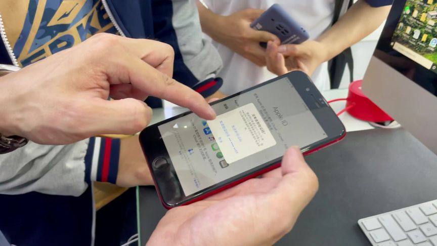 两个孩子说手机丢了,店里帮他登ID查定位