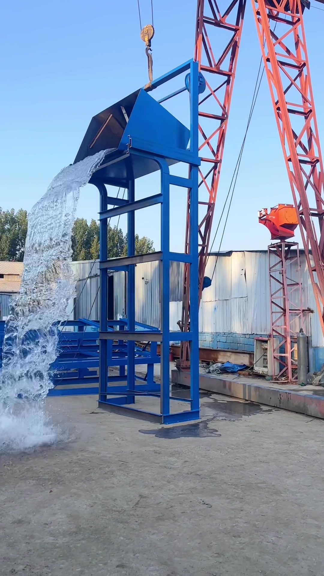 自动卸料单斗提升机,翻斗提升机厂内试机。#单斗提升机 #单斗上料机 ...