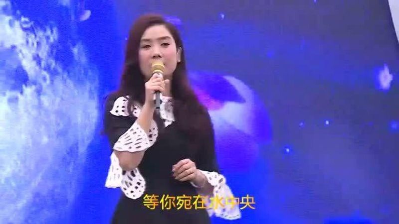 凤凰传奇现场演唱《荷塘月色》,陪岁月悠扬