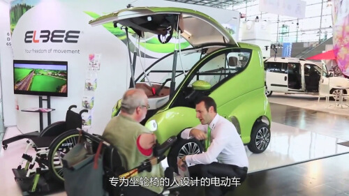 专为残疾人设计的电动车,坐着轮椅就能驾驶,我还是第一次见!