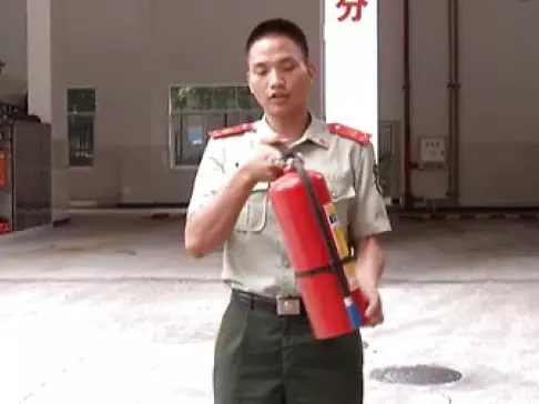 手提式干粉灭火器使用方法-广州珠江东消防中队训练基地开放日