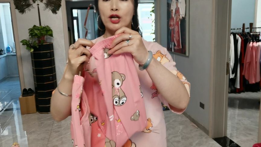 卡通图片 活泼可爱 图案多多 衣着有讲究的你 请进明天九点的直播