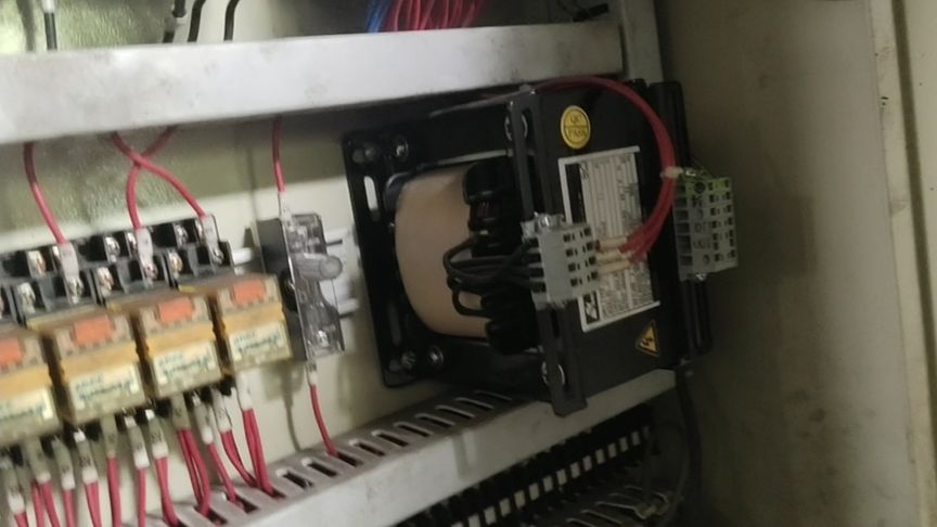 气缸拖动的导轨板出轨,无检测信号到PLC,所以油缸无法上升
