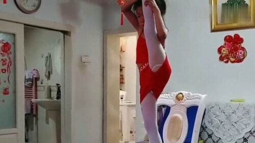 搞笑萌娃:闺女在家苦练基本功,看到她这么痛苦,真后悔让她学舞蹈,心疼
