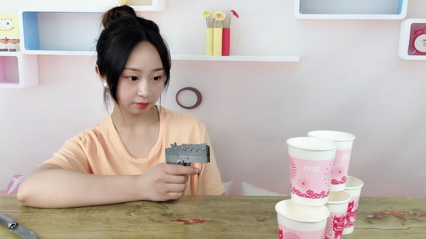 试玩“连发皮筋枪”,机械材质可折叠,猜猜能有多大威力?