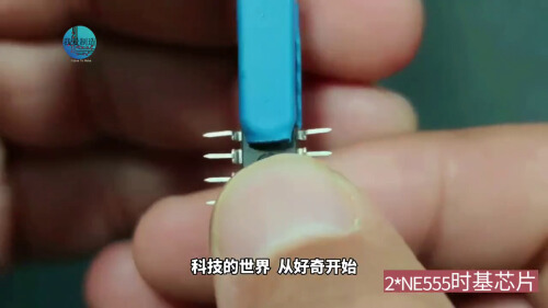 两个NE555组成施密特触发电路,3个元件如何控制直流电机正反转?