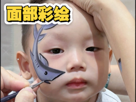 小男孩画这个图案太可爱了