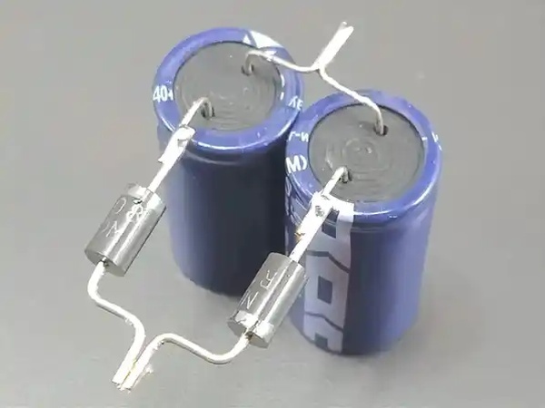 变压器的妙用之处 加上两个电阻可以输出不同电压 可以有多种用途