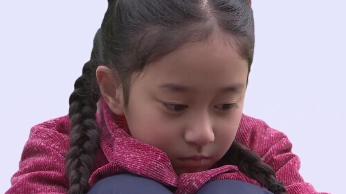 小姑娘站屋顶想跳楼,二叔用身体接住孩子,两人安然无恙