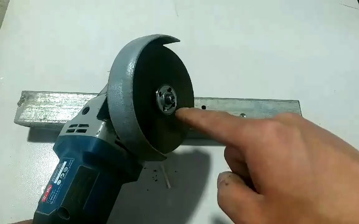 角磨机的正确使用方法，它是个危险的电动工具，一定要学会使用