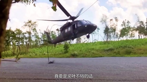 飞行中的直升机,用相机捕捉时,螺旋桨似乎停滞不前的神秘原因是什么?