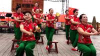 稻田边上的小舞台,看老姐老妹表演舞蹈
