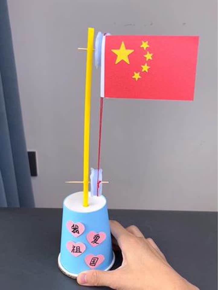 用瓶盖制作滑轮,带孩子一起制作升旗小手工,国庆节祝祖国妈妈生日...