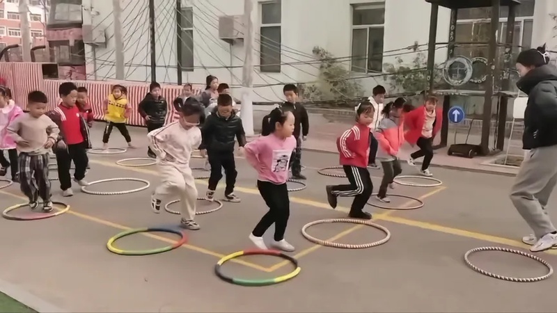 这样的幼儿园你喜欢吗户外游戏玩起来、