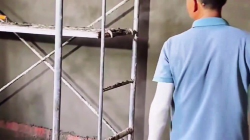 现在小工不多了,七伯七舅亲自移动开脚手架,让大哥清理落地灰