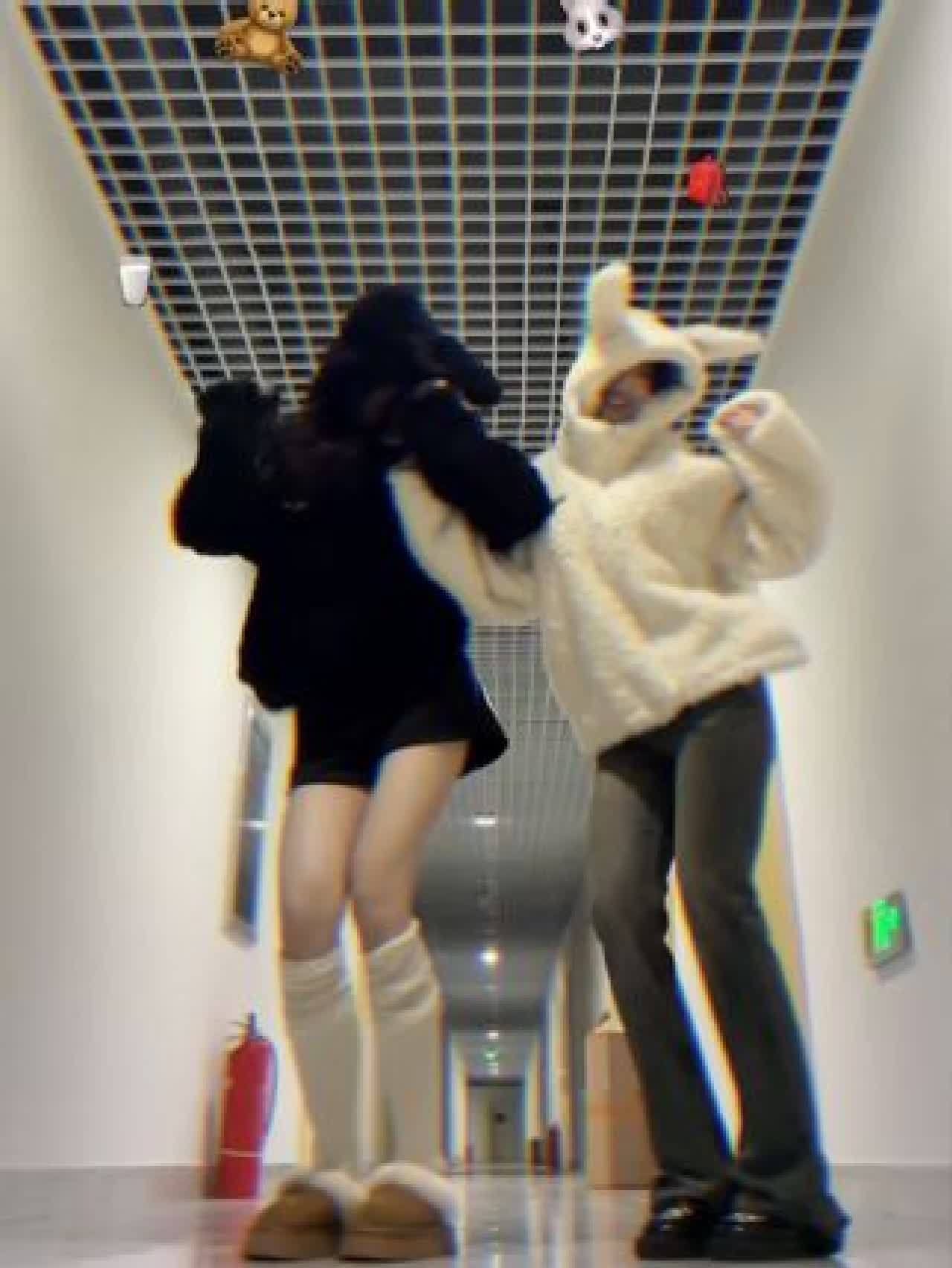 快让你美女室友陪你阿萨阿萨!#浅跳一下 #女大学生 #宿舍 #总有人...