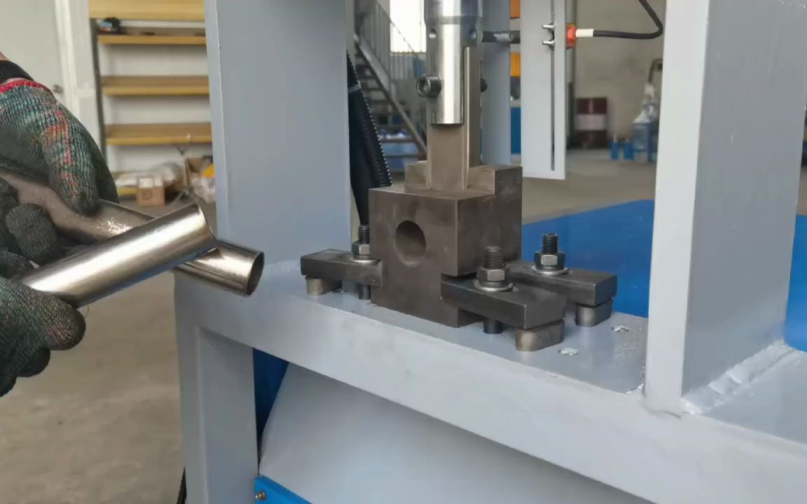 32不锈钢圆管切平弧口模具设备