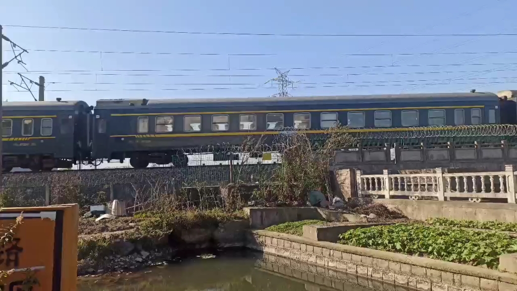 萧甬线蜀山上午拍火车 上局沪段HXD1D0128牵引T135次列车通过