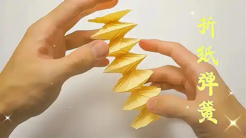 用纸折3D螺旋弹簧,,没想到弹性十足,真好玩!