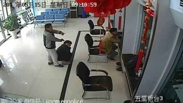 荆门沙洋5.15持“枪”银行抢劫案 劫匪作案监控视频曝光!