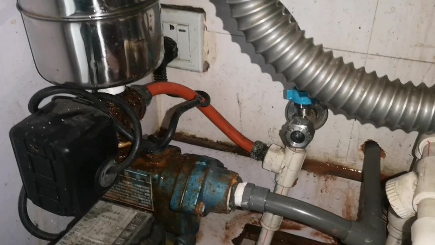 增压泵漏水,坏的地方很少见,小伙还是第一次碰到