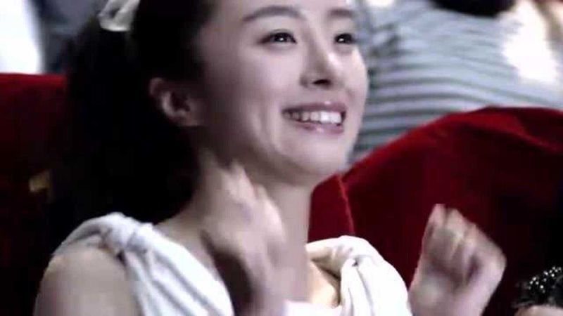 舞台演出最怕遇到这种事,女歌手歌舞表演还没结束,结果还是出事了!