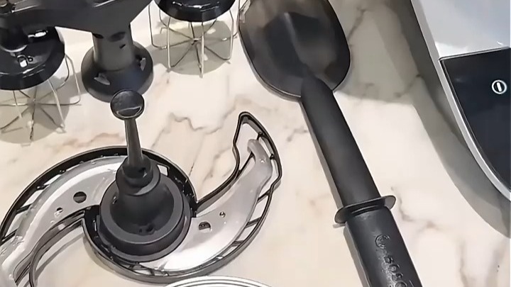 大容量设计,精准控温,博世烹饪机让全家宴席轻松搞定。