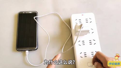 充电器不拔有多危险?现场模拟短路起火,看完立刻拔