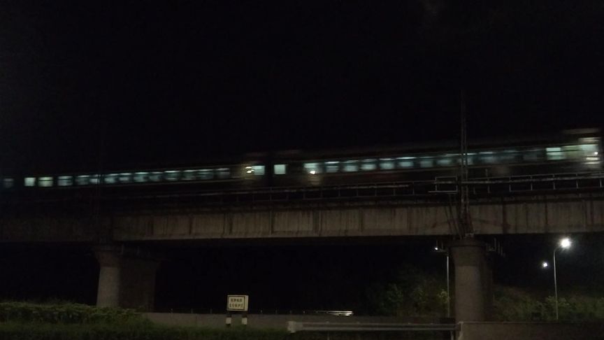 深圳东-济南K1282次列车通过京九铁路赣州贡江特大桥