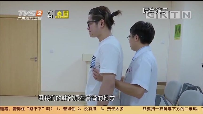 女子气管不慎吸入异物,呼吸困难,医生将异物从肺部取出