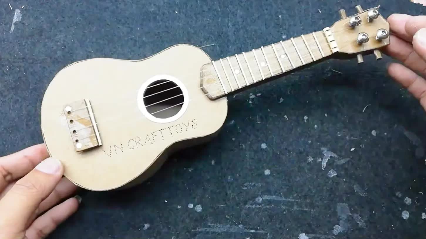 纸壳制作一把尤克里里这手艺还真不错