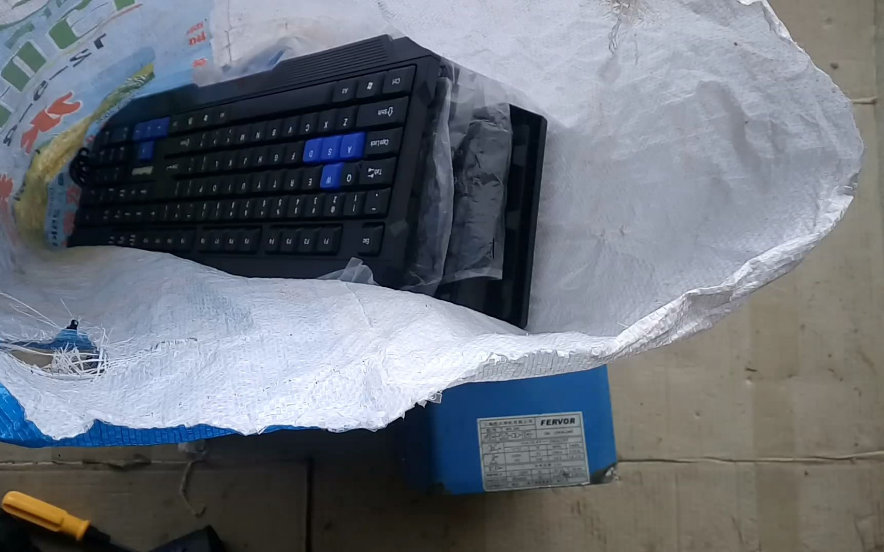 垃圾佬逛废品站买了氩弧电焊两用机还有键盘AV切换器电池鼠标回家...