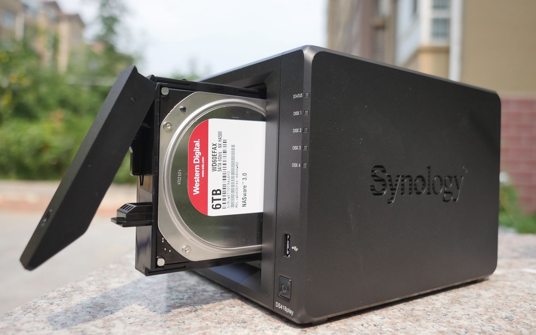 群晖DS418Play四盘位NAS开箱上手,小白也能打造个人智能数据中心