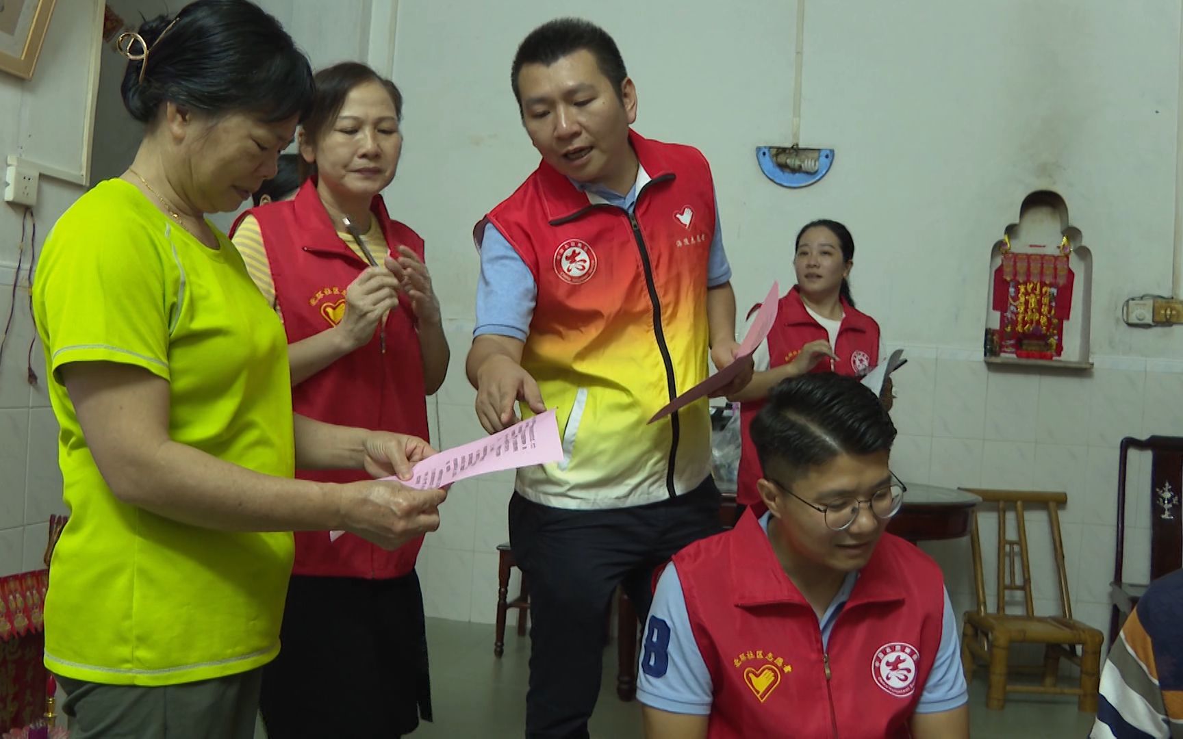 海陵:500多志愿者夜晚进村入户开展创文宣传